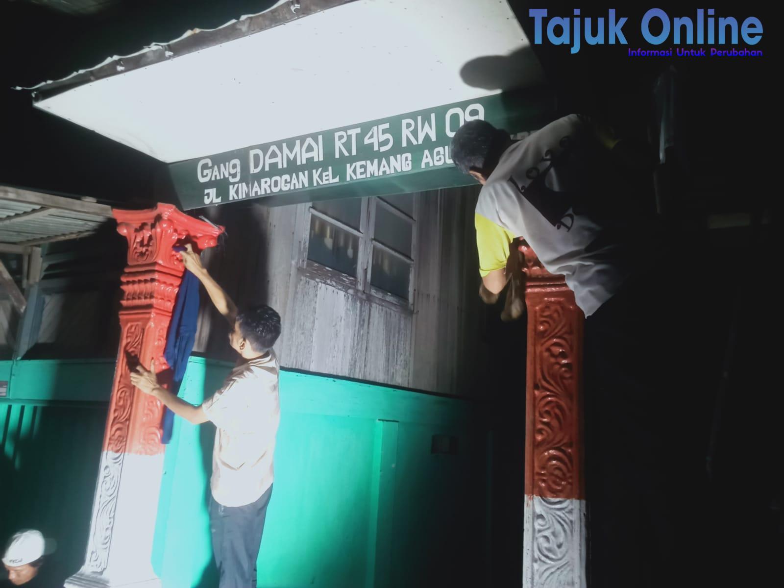 Menyambut HUT RI Ke-79 Warga RT 45 Kemang Agung Mengecat Gapura Serta ... Menyambut HUT RI Ke-79 Warga RT 45 Kemang Agung Mengecat Gapura Serta ...